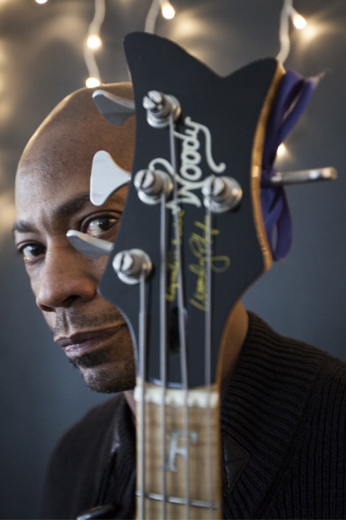 Reggie Washington homenajea a Jef Lee Johnson - | MAKMA