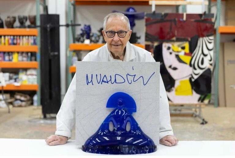 ‘Damas y caballeros': la menina de resina azul como icono de la obra de ...