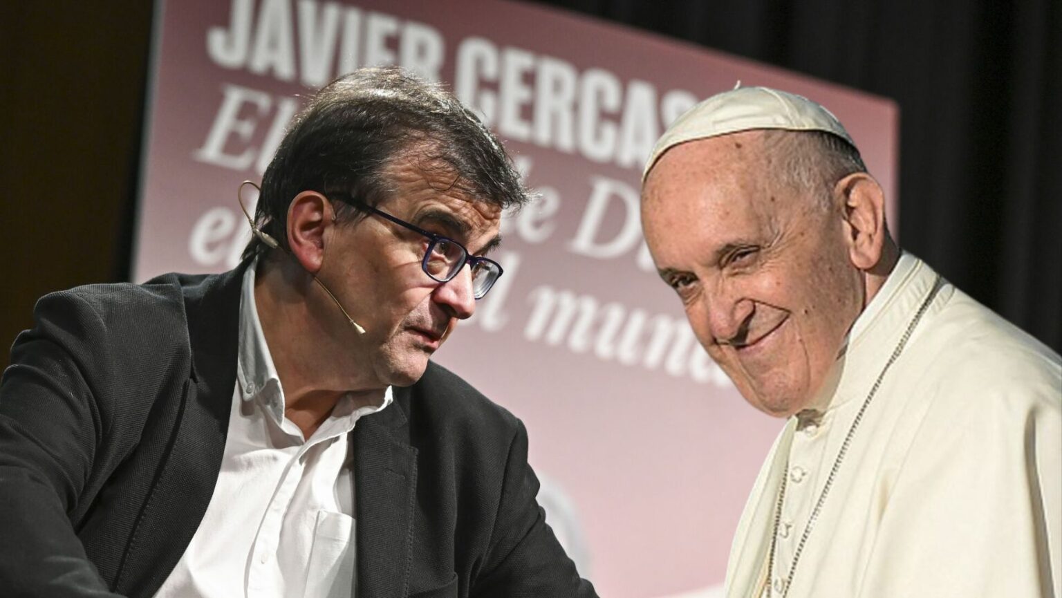 Javier Cercas y el papa Francisco: la novela del fin del mundo - MAKMA
